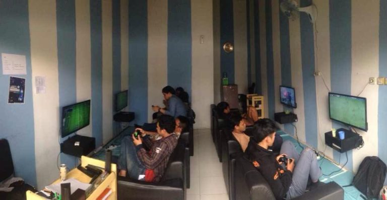 8 Desain Ruangan Rental Playstation | Backdrop Solo