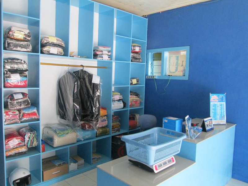 contoh desain ruang usaha laundry | Backdrop Solo